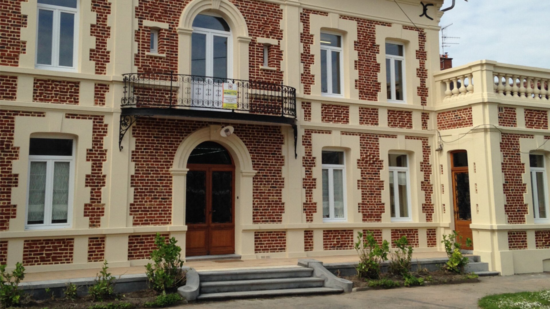 Restauration de la façade en briques rouges de l’office notarial de ...