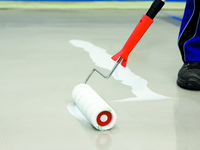 Enduit coloré : le lissage et la décoration des sols